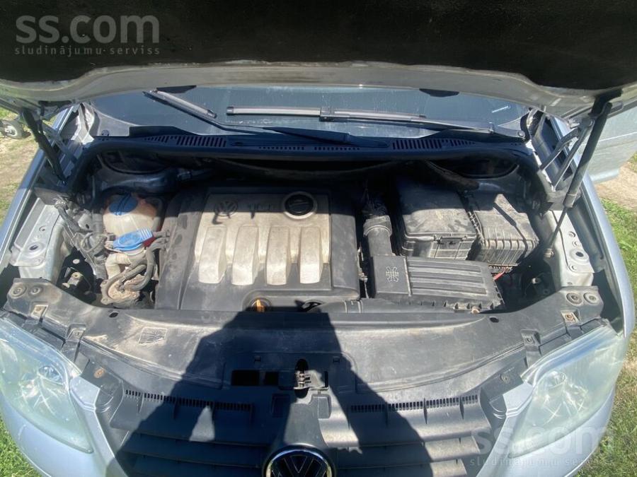 Grey Volkswagen Touran 2005 in Jelgava, with an engine capacity of 1.90 L and mileage of 301 thousand km for 1400 €, photo 4 on AUTOMOTO.COM.LV