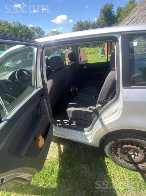 Grey Volkswagen Touran 2005 in Jelgava, with an engine capacity of 1.90 L and mileage of 301 thousand km for 1400 €, photo 4 on AUTOMOTO.COM.LV