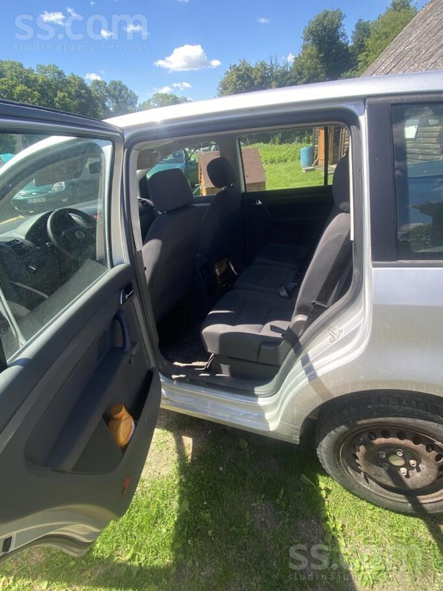 Grey Volkswagen Touran 2005 in Jelgava, with an engine capacity of 1.90 L and mileage of 301 thousand km for 1400 €, photo 5 on AUTOMOTO.COM.LV