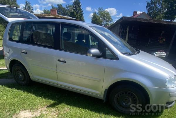 Grey Volkswagen Touran 2005 in Jelgava, with an engine capacity of 1.90 L and mileage of 301 thousand km for 1400 €, photo 7 on AUTOMOTO.COM.LV