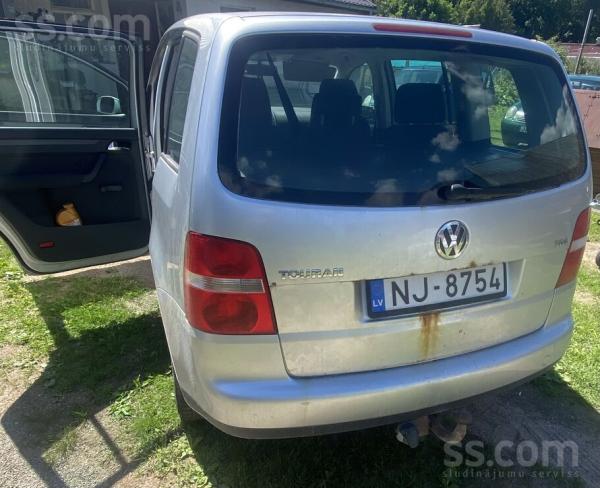 Grey Volkswagen Touran 2005 in Jelgava, with an engine capacity of 1.90 L and mileage of 301 thousand km for 1400 €, photo 8 on AUTOMOTO.COM.LV