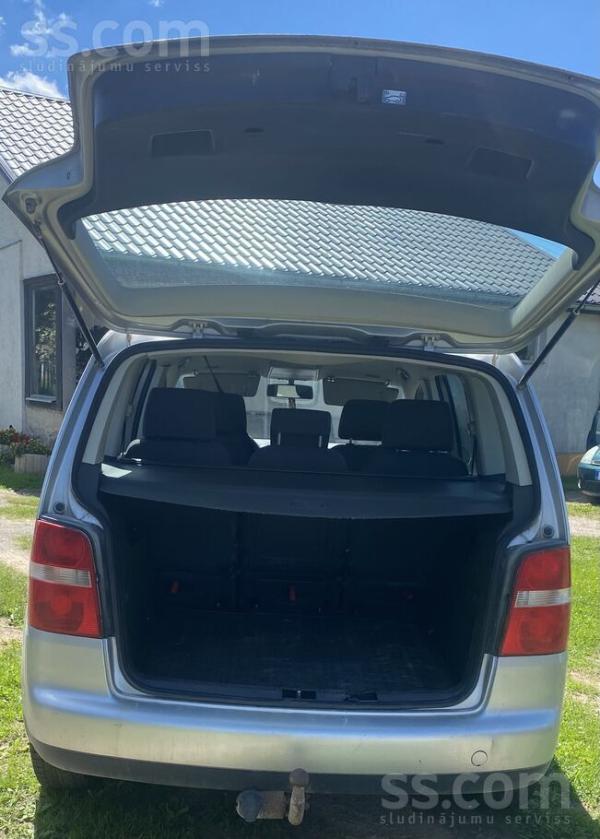 Grey Volkswagen Touran 2005 in Jelgava, with an engine capacity of 1.90 L and mileage of 301 thousand km for 1400 €, photo 10 on AUTOMOTO.COM.LV