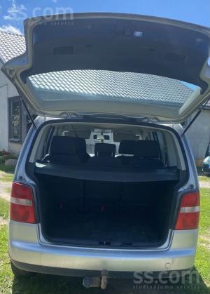 Grey Volkswagen Touran 2005 in Jelgava, with an engine capacity of 1.90 L and mileage of 301 thousand km for 1400 €, photo 11 on AUTOMOTO.COM.LV