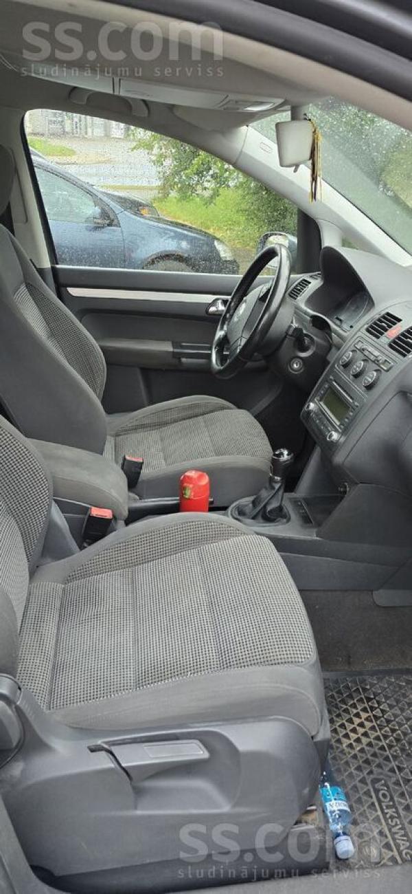 Grey Volkswagen Touran 2005 in Rezekne, with an engine capacity of 2.00 L and mileage of 320 thousand km for 2200 €, photo 5 on AUTOMOTO.COM.LV