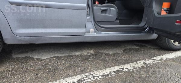 Grey Volkswagen Touran 2005 in Rezekne, with an engine capacity of 2.00 L and mileage of 320 thousand km for 2200 €, photo 7 on AUTOMOTO.COM.LV