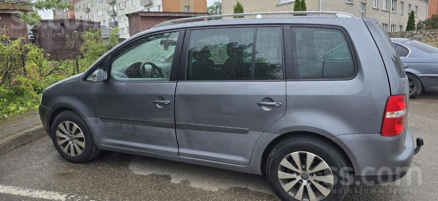 Pelēks Volkswagen Touran 2005 Rēzekne, ar dzinēja tilpumu 2.00 L un nobraukumu 320 tūkst. km par 2200 €, foto 3 vietnē AUTOMOTO.COM.LV