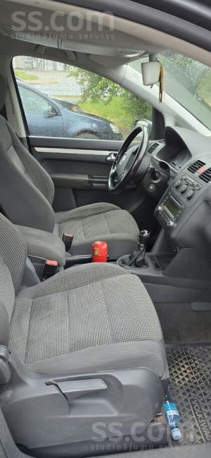 Pelēks Volkswagen Touran 2005 Rēzekne, ar dzinēja tilpumu 2.00 L un nobraukumu 320 tūkst. km par 2200 €, foto 6 vietnē AUTOMOTO.COM.LV