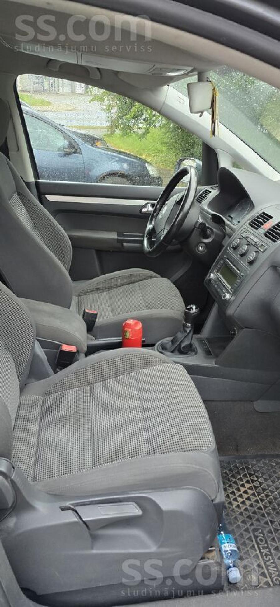 Pelēks Volkswagen Touran 2005 Rēzekne, ar dzinēja tilpumu 2.00 L un nobraukumu 320 tūkst. km par 2200 €, foto 6 vietnē AUTOMOTO.COM.LV