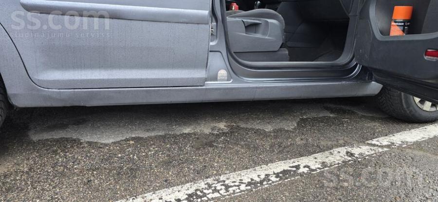 Pelēks Volkswagen Touran 2005 Rēzekne, ar dzinēja tilpumu 2.00 L un nobraukumu 320 tūkst. km par 2200 €, foto 8 vietnē AUTOMOTO.COM.LV