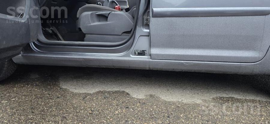 Pelēks Volkswagen Touran 2005 Rēzekne, ar dzinēja tilpumu 2.00 L un nobraukumu 320 tūkst. km par 2200 €, foto 9 vietnē AUTOMOTO.COM.LV