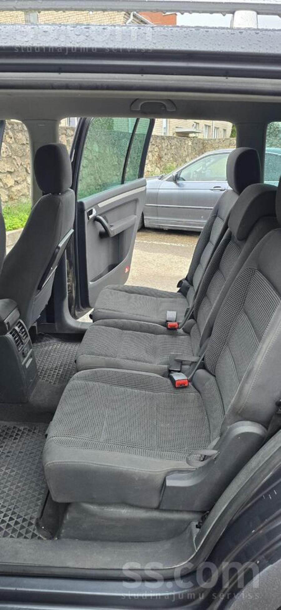 Pelēks Volkswagen Touran 2005 Rēzekne, ar dzinēja tilpumu 2.00 L un nobraukumu 320 tūkst. km par 2200 €, foto 10 vietnē AUTOMOTO.COM.LV