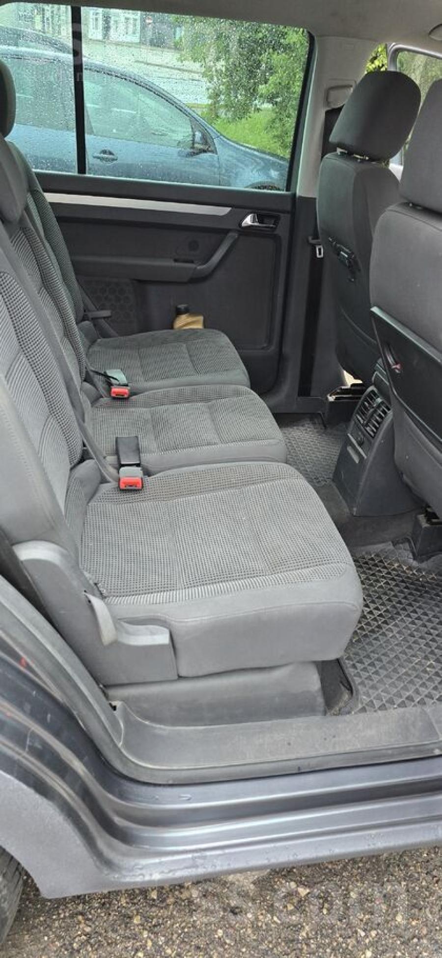 Pelēks Volkswagen Touran 2005 Rēzekne, ar dzinēja tilpumu 2.00 L un nobraukumu 320 tūkst. km par 2200 €, foto 11 vietnē AUTOMOTO.COM.LV