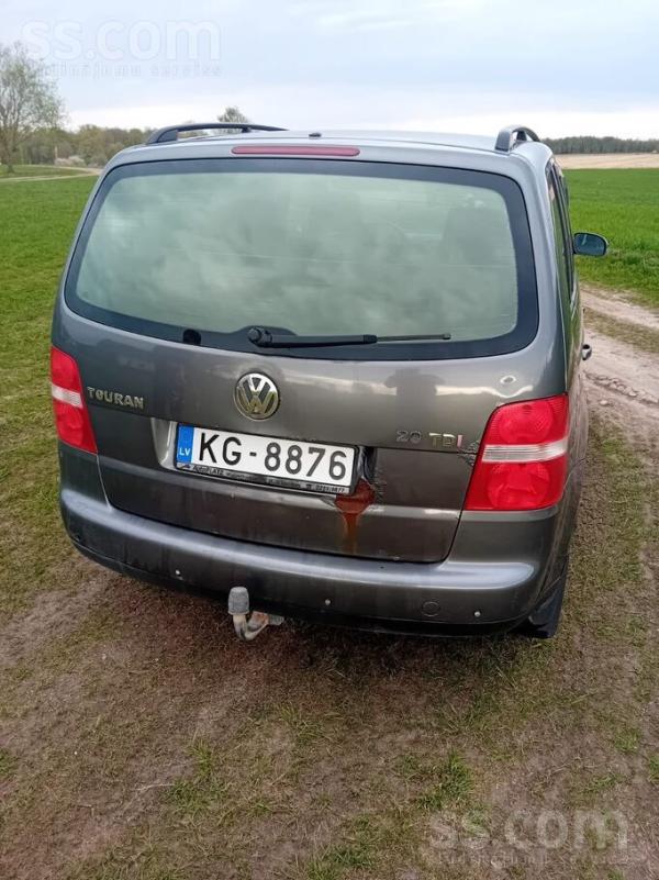 Grey Volkswagen Touran 2005 in Aizkraukle, with an engine capacity of 2.00 L and mileage of 263 thousand km for 500 €, photo 3 on AUTOMOTO.COM.LV