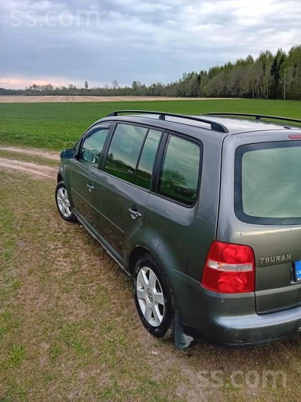 Grey Volkswagen Touran 2005 in Aizkraukle, with an engine capacity of 2.00 L and mileage of 263 thousand km for 500 €, photo 4 on AUTOMOTO.COM.LV