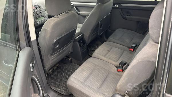 Grey Volkswagen Touran 2005 in Aizkraukle, with an engine capacity of 2.00 L and mileage of 263 thousand km for 500 €, photo 8 on AUTOMOTO.COM.LV