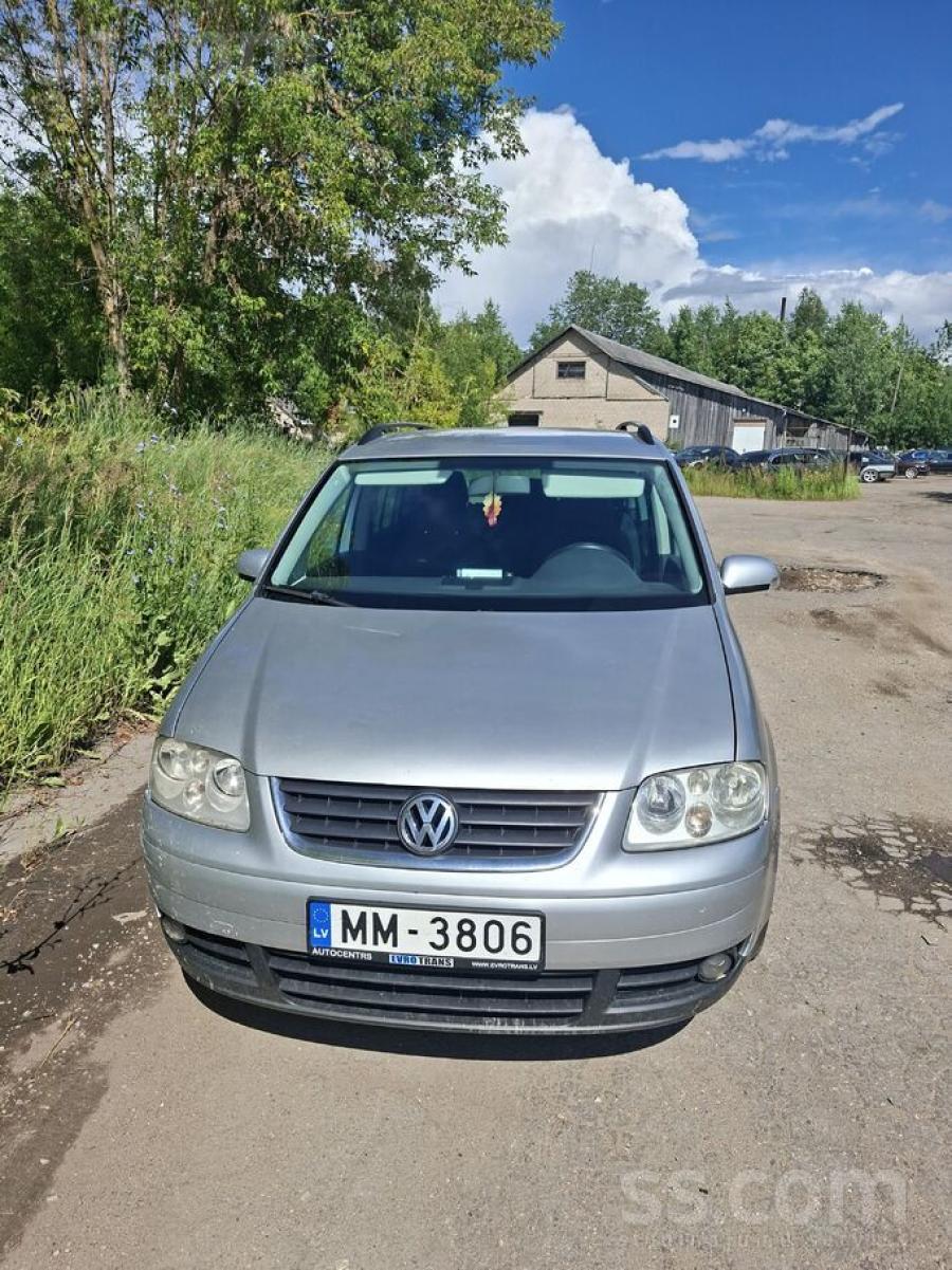 Pelēks Volkswagen Touran 2005 Rēzekne, ar dzinēja tilpumu 1.90 L un nobraukumu 308 tūkst. km par 1200 €, foto 1 vietnē AUTOMOTO.COM.LV