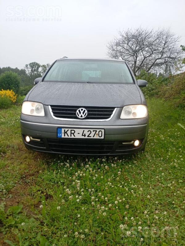 Pelēks Volkswagen Touran 2005 Cēsis, ar dzinēja tilpumu 2.00 L un nobraukumu 277 tūkst. km par 1250 €, foto 1 vietnē AUTOMOTO.COM.LV