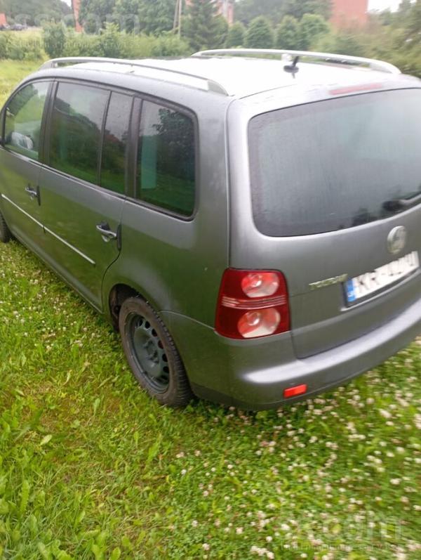 Pelēks Volkswagen Touran 2005 Cēsis, ar dzinēja tilpumu 2.00 L un nobraukumu 277 tūkst. km par 1250 €, foto 2 vietnē AUTOMOTO.COM.LV
