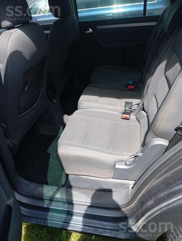 Pelēks Volkswagen Touran 2005 Cēsis, ar dzinēja tilpumu 2.00 L un nobraukumu 277 tūkst. km par 1250 €, foto 3 vietnē AUTOMOTO.COM.LV