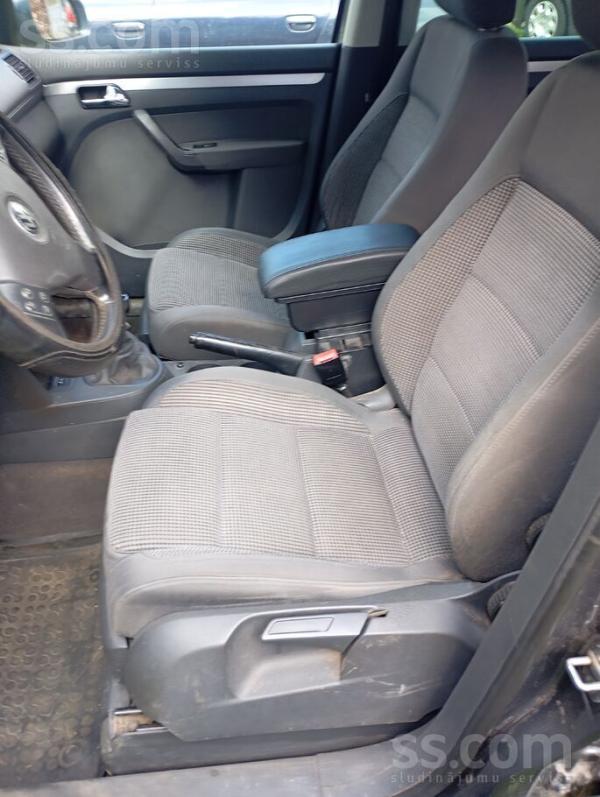 Pelēks Volkswagen Touran 2005 Cēsis, ar dzinēja tilpumu 2.00 L un nobraukumu 277 tūkst. km par 1250 €, foto 4 vietnē AUTOMOTO.COM.LV