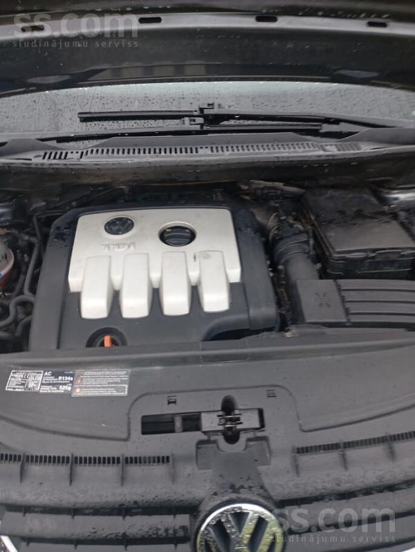 Pelēks Volkswagen Touran 2005 Cēsis, ar dzinēja tilpumu 2.00 L un nobraukumu 277 tūkst. km par 1250 €, foto 5 vietnē AUTOMOTO.COM.LV