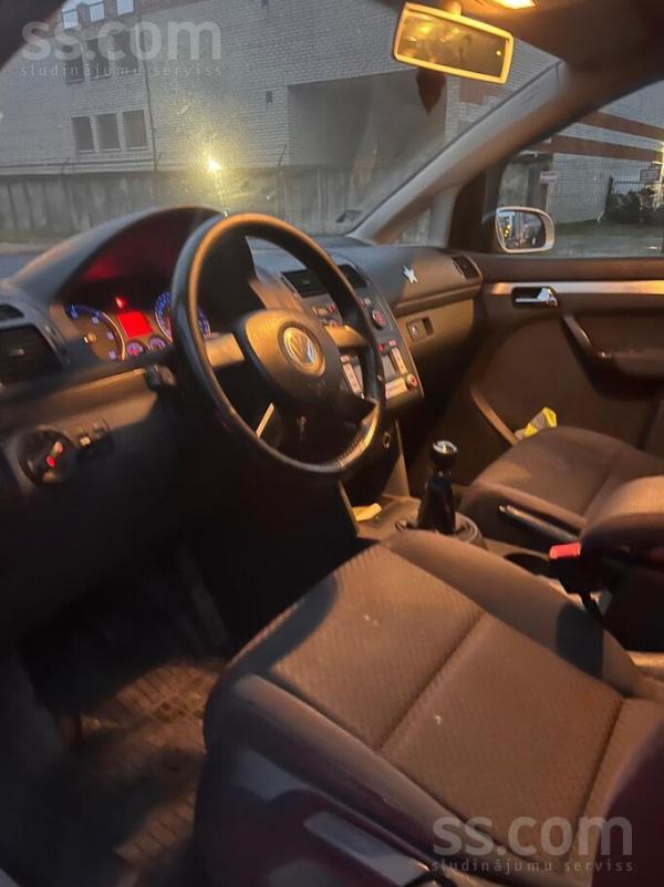 Pelēks Volkswagen Touran 2005 Rīga, ar dzinēja tilpumu 2.00 L un nobraukumu 293 tūkst. km par 2100 €, foto 3 vietnē AUTOMOTO.COM.LV