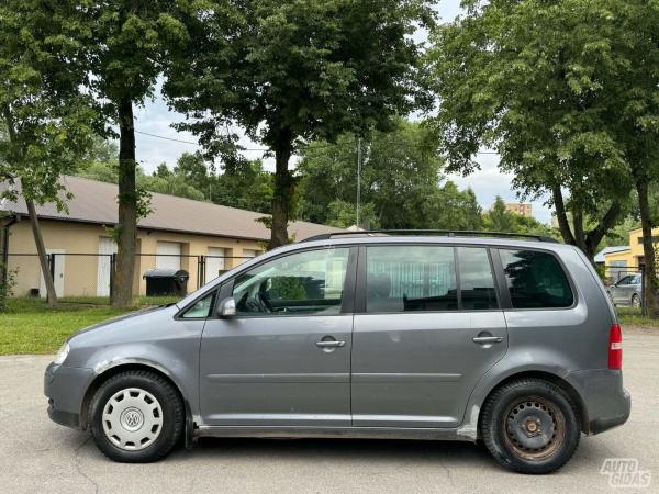 Grey Volkswagen Touran 2005 in Panevezys, with an engine capacity of 2.00 L and mileage of 290 thousand km for 450 €, photo 4 on AUTOMOTO.COM.LV