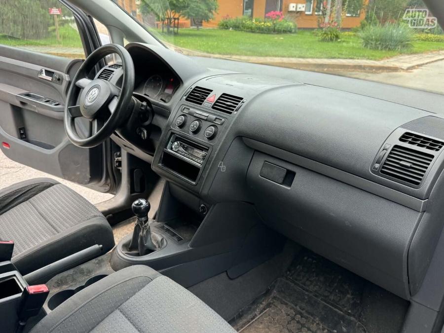 Grey Volkswagen Touran 2005 in Panevezys, with an engine capacity of 2.00 L and mileage of 290 thousand km for 450 €, photo 11 on AUTOMOTO.COM.LV