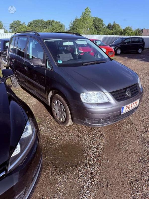 Pelēks Volkswagen Touran 2005 Jurbarkas, ar dzinēja tilpumu 1.90 L un nobraukumu 300 tūkst. km par 2399 €, foto 1 vietnē AUTOMOTO.COM.LV