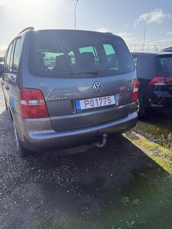 Pelēks Volkswagen Touran 2005 Jurbarkas, ar dzinēja tilpumu 1.90 L un nobraukumu 300 tūkst. km par 2399 €, foto 4 vietnē AUTOMOTO.COM.LV