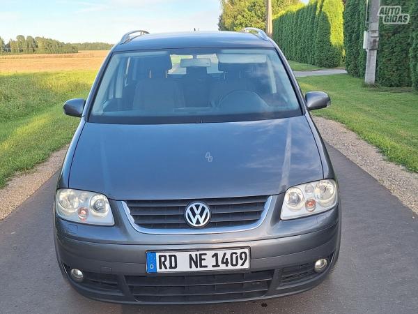 Grey Volkswagen Touran 2005 in Mazeikiai, with an engine capacity of 1.90 L and mileage of 290 thousand km for 3150 €, photo 2 on AUTOMOTO.COM.LV
