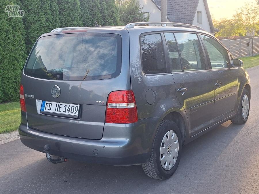 Pelēks Volkswagen Touran 2005 Mažeikiai, ar dzinēja tilpumu 1.90 L un nobraukumu 290 tūkst. km par 3150 €, foto 10 vietnē AUTOMOTO.COM.LV
