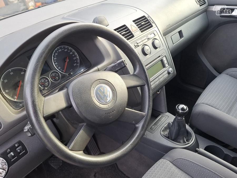 Pelēks Volkswagen Touran 2005 Mažeikiai, ar dzinēja tilpumu 1.90 L un nobraukumu 290 tūkst. km par 3150 €, foto 12 vietnē AUTOMOTO.COM.LV