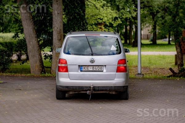 Pelēks Volkswagen Touran 2005 Jelgava, ar dzinēja tilpumu 1.90 L un nobraukumu 384 tūkst. km par 1899 €, foto 2 vietnē AUTOMOTO.COM.LV
