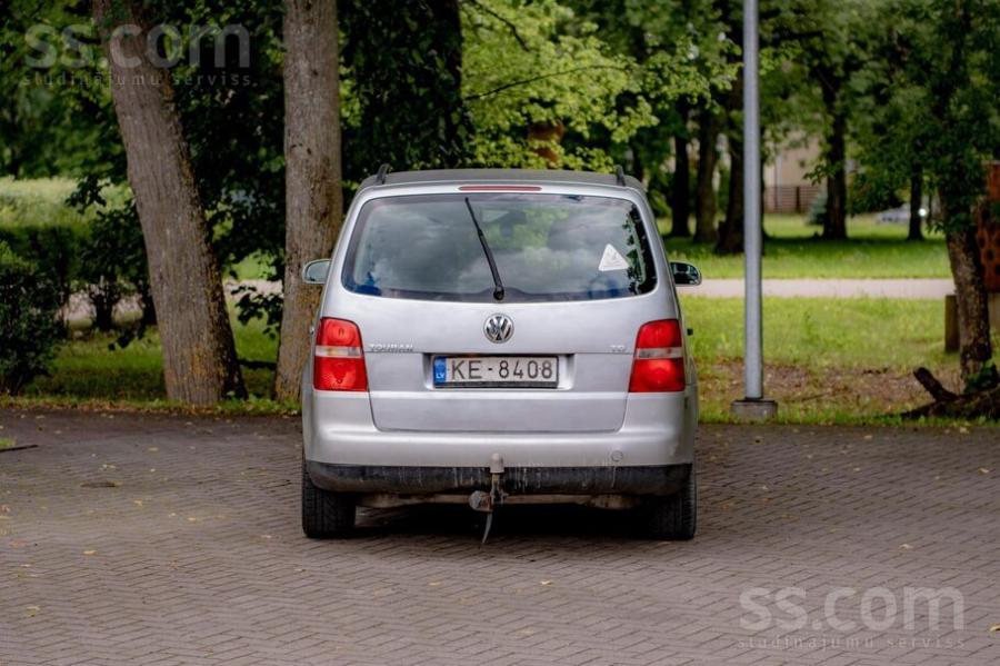 Pelēks Volkswagen Touran 2005 Jelgava, ar dzinēja tilpumu 1.90 L un nobraukumu 384 tūkst. km par 1899 €, foto 3 vietnē AUTOMOTO.COM.LV