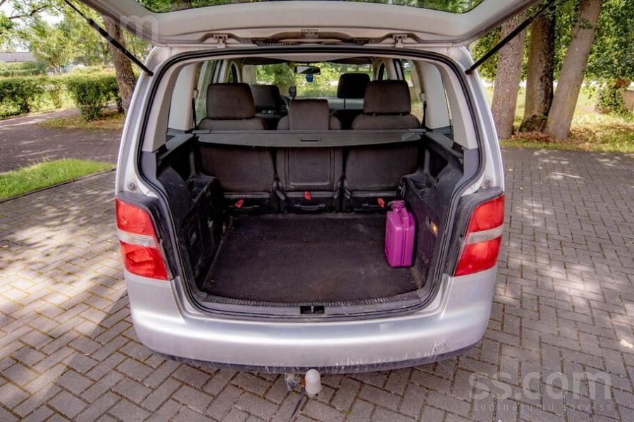 Pelēks Volkswagen Touran 2005 Jelgava, ar dzinēja tilpumu 1.90 L un nobraukumu 384 tūkst. km par 1899 €, foto 5 vietnē AUTOMOTO.COM.LV