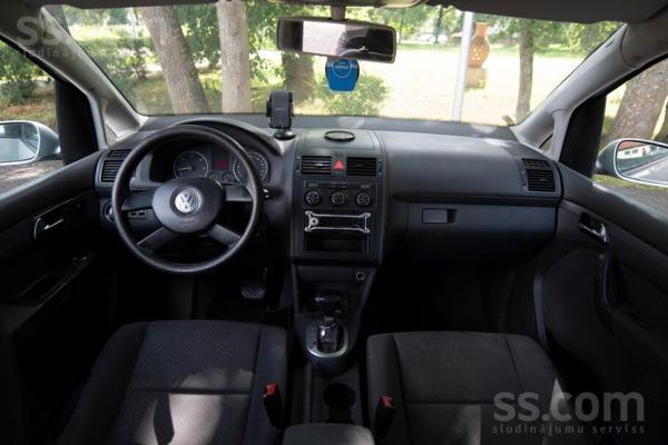 Pelēks Volkswagen Touran 2005 Jelgava, ar dzinēja tilpumu 1.90 L un nobraukumu 384 tūkst. km par 1899 €, foto 5 vietnē AUTOMOTO.COM.LV