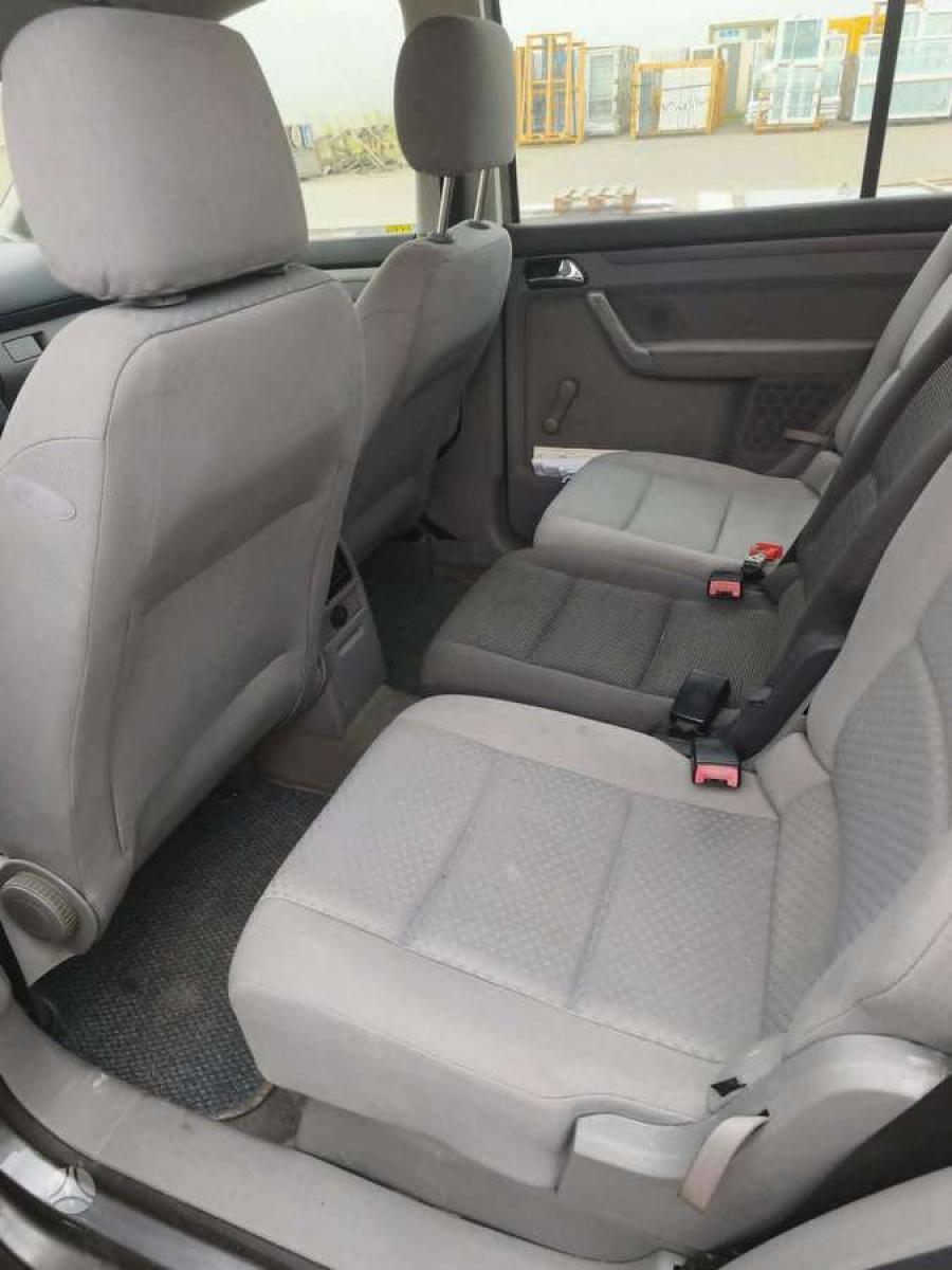 Grey Volkswagen Touran 2005 in Klaipeda, with an engine capacity of 1.90 L and mileage of 270 thousand km for 500 €, photo 8 on AUTOMOTO.COM.LV