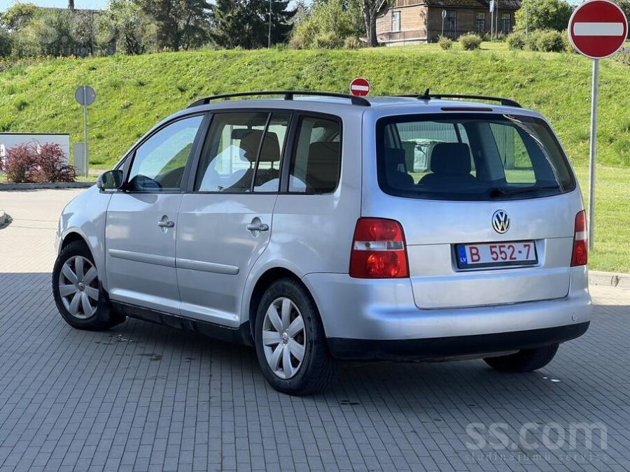 Pelēks Volkswagen Touran 2005 Rēzekne, ar dzinēja tilpumu 2.00 L un nobraukumu 324 tūkst. km par 1850 €, foto 5 vietnē AUTOMOTO.COM.LV