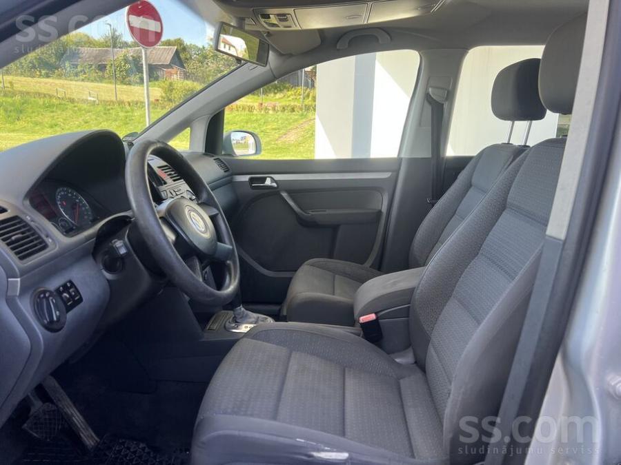 Pelēks Volkswagen Touran 2005 Rēzekne, ar dzinēja tilpumu 2.00 L un nobraukumu 324 tūkst. km par 1850 €, foto 8 vietnē AUTOMOTO.COM.LV
