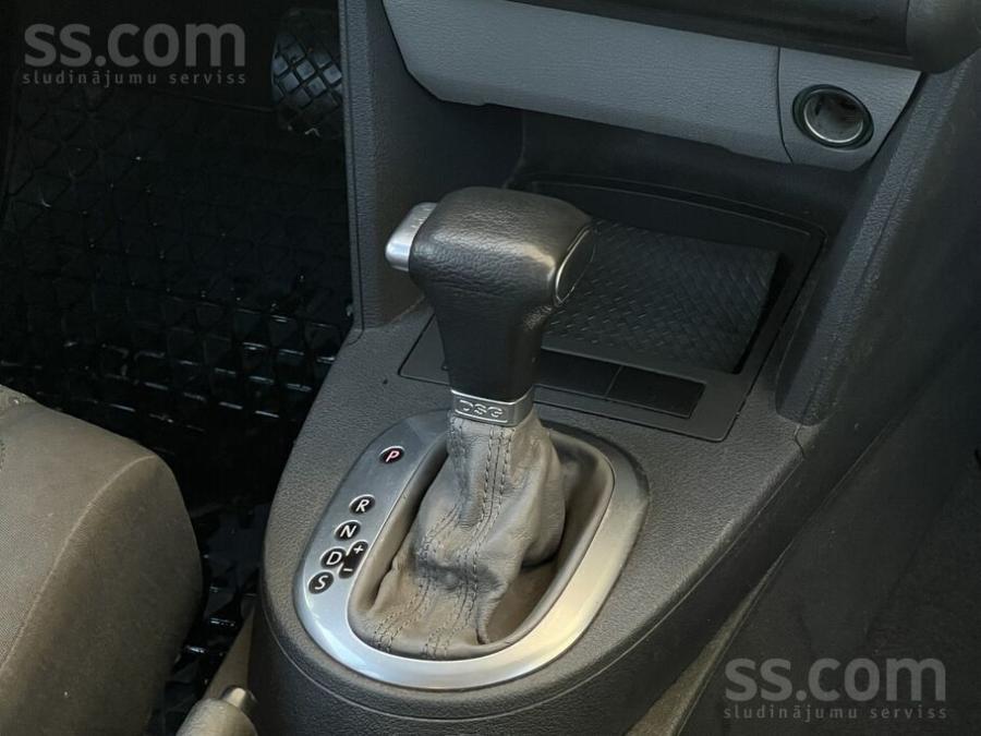 Pelēks Volkswagen Touran 2005 Rēzekne, ar dzinēja tilpumu 2.00 L un nobraukumu 324 tūkst. km par 1850 €, foto 10 vietnē AUTOMOTO.COM.LV