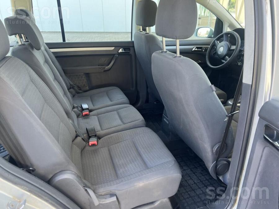 Pelēks Volkswagen Touran 2005 Rēzekne, ar dzinēja tilpumu 2.00 L un nobraukumu 324 tūkst. km par 1850 €, foto 11 vietnē AUTOMOTO.COM.LV