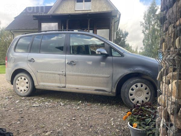 Grey Volkswagen Touran 2005 in Daugavpils, with an engine capacity of 1.90 L and mileage of 275 thousand km for 1300 €, photo 3 on AUTOMOTO.COM.LV