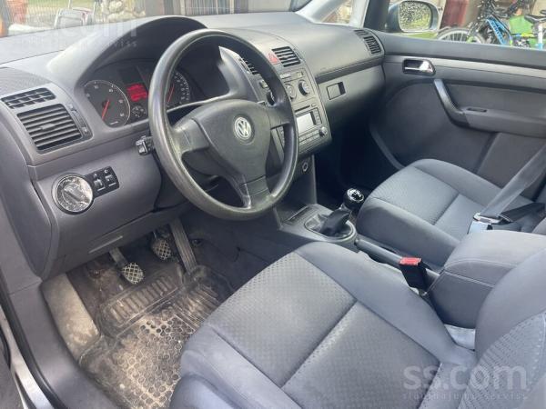 Grey Volkswagen Touran 2005 in Daugavpils, with an engine capacity of 1.90 L and mileage of 275 thousand km for 1300 €, photo 7 on AUTOMOTO.COM.LV