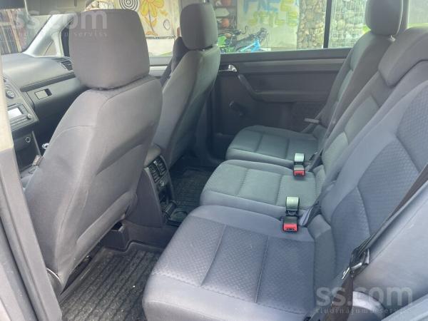 Grey Volkswagen Touran 2005 in Daugavpils, with an engine capacity of 1.90 L and mileage of 275 thousand km for 1300 €, photo 8 on AUTOMOTO.COM.LV