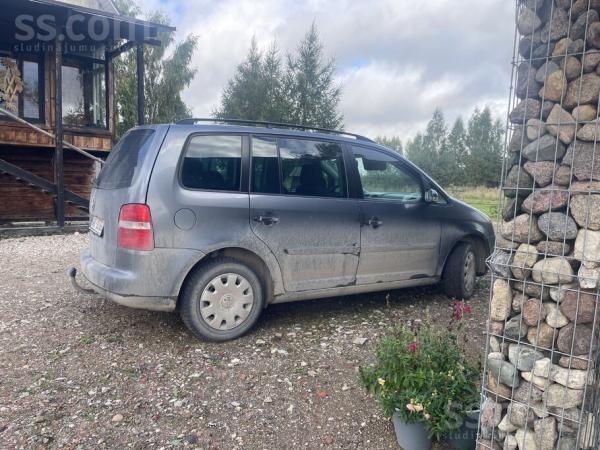 Grey Volkswagen Touran 2005 in Daugavpils, with an engine capacity of 1.90 L and mileage of 275 thousand km for 1300 €, photo 9 on AUTOMOTO.COM.LV