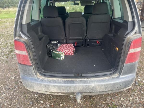 Grey Volkswagen Touran 2005 in Daugavpils, with an engine capacity of 1.90 L and mileage of 275 thousand km for 1300 €, photo 10 on AUTOMOTO.COM.LV