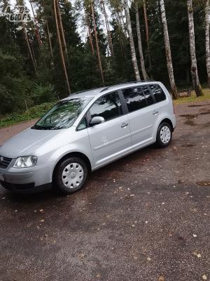 Grey Volkswagen Touran 2005 in Taurage, with an engine capacity of 1.90 L and mileage of 294 thousand km for 2100 €, photo 4 on AUTOMOTO.COM.LV