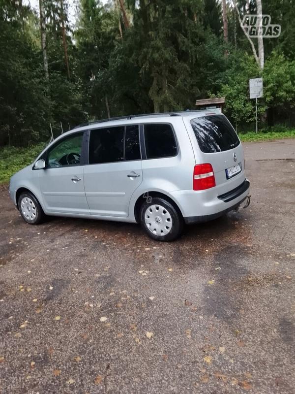 Volkswagen Touran 2005 in Taurage on AUTOMOTO.COM.LV Grey Volkswagen Touran 2005 in Taurage, with an engine capacity of 1.90 L and mileage of 294 thousand km for 2100 €, photo 9 on AUTOMOTO.COM.LV