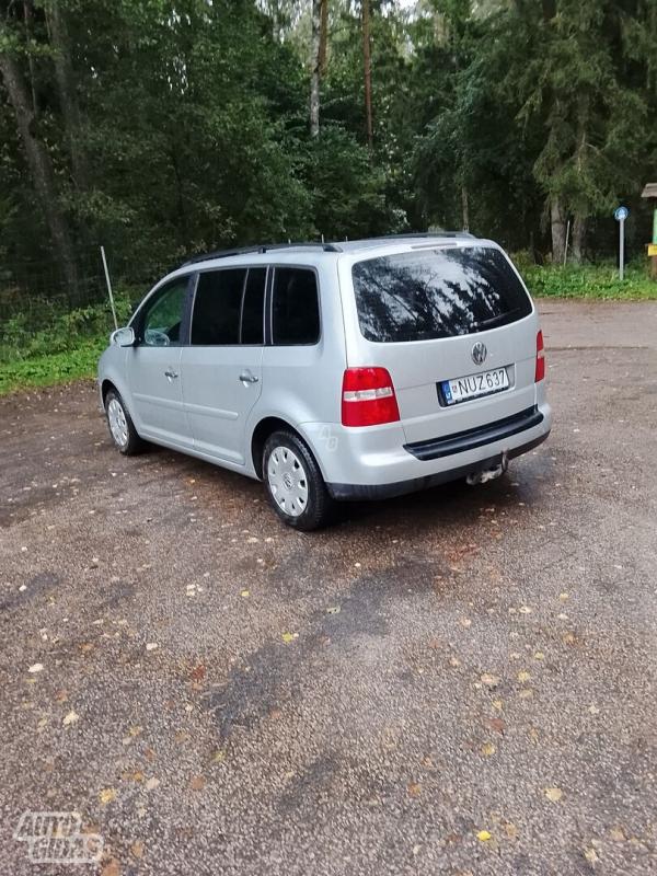 Volkswagen Touran 2005 in Taurage on AUTOMOTO.COM.LV Grey Volkswagen Touran 2005 in Taurage, with an engine capacity of 1.90 L and mileage of 294 thousand km for 2100 €, photo 10 on AUTOMOTO.COM.LV